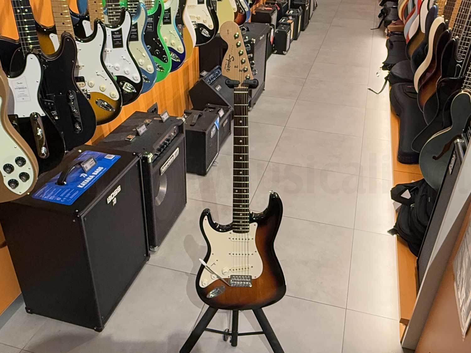 FENDER Squier Stratocaster Affinity RW BS Left Handed Usato | Strumenti ...